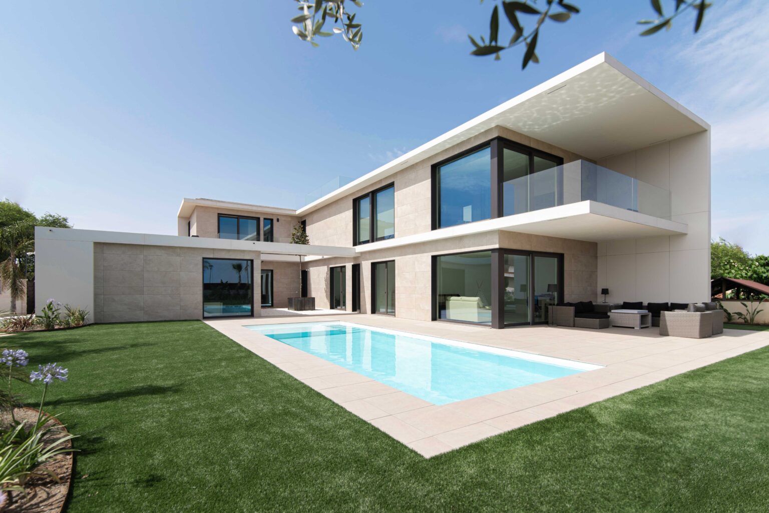 Modular house with swimming pool - Villen inHAUS