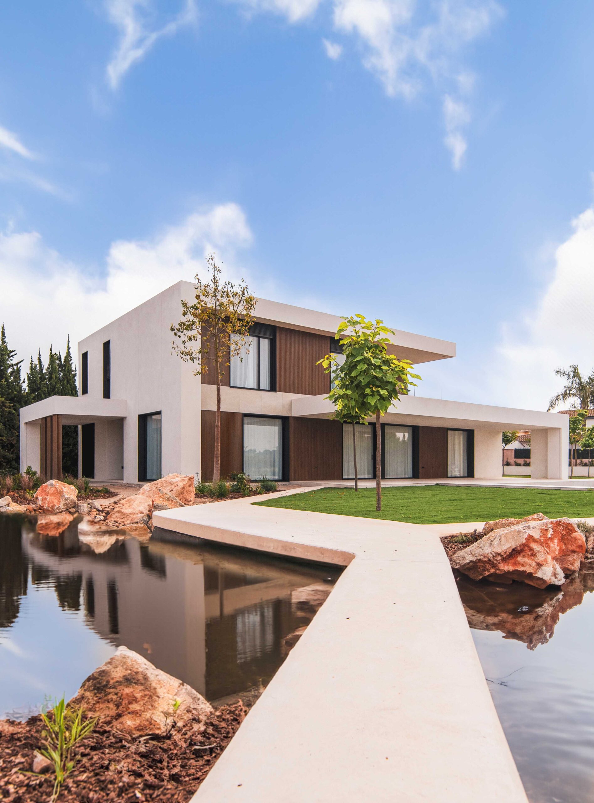 Modern luxury villa with lake in Valencia Spain - Inhaus Deutschland
